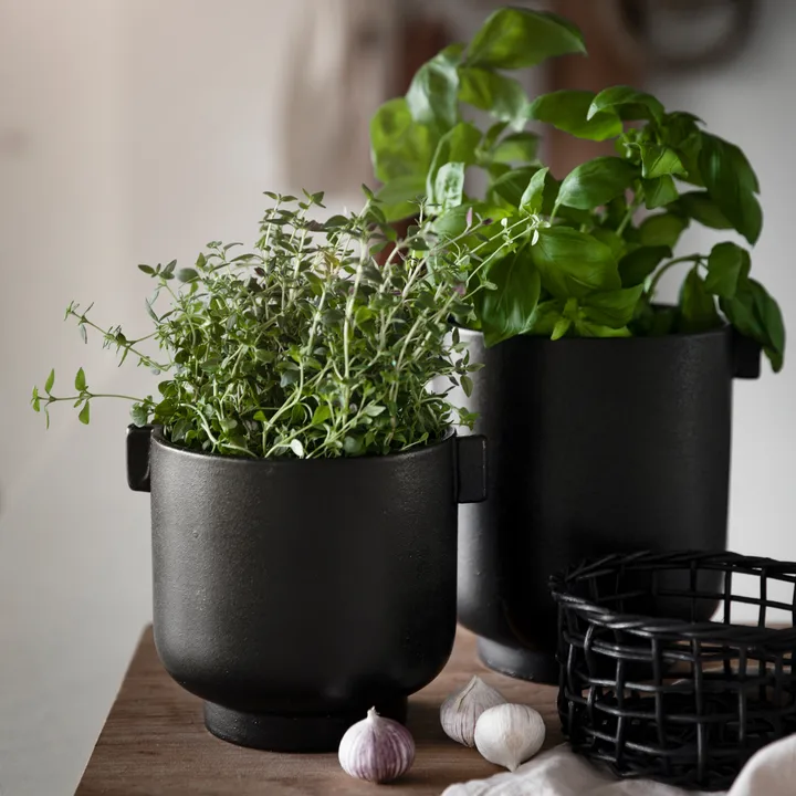 Ernst flower pot with handle black from ERNST - NordicNest.com