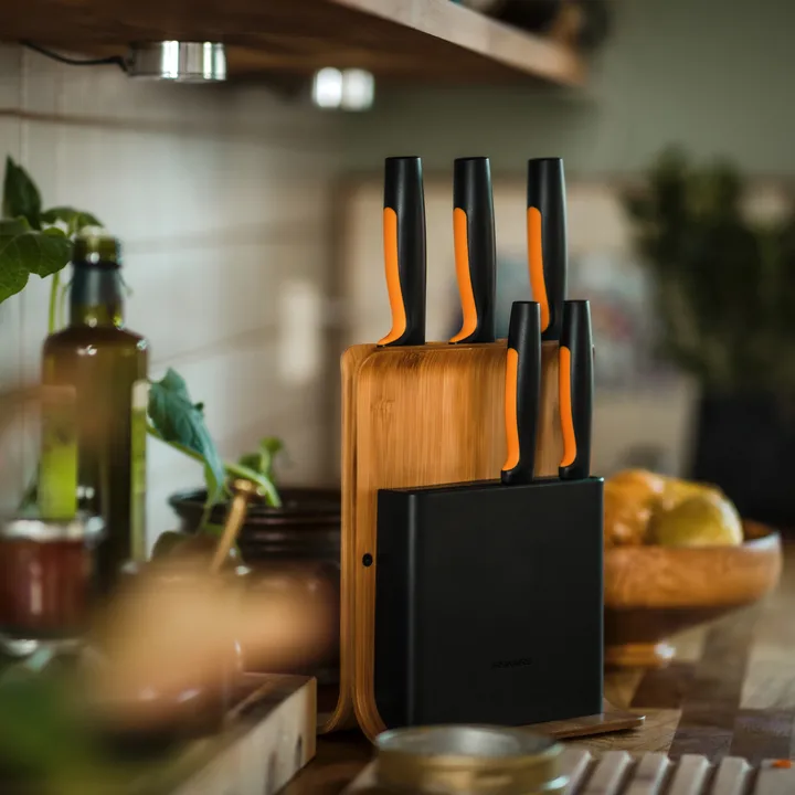 Functional Form knifeblock in bamboo with 5 knives from Fiskars ...