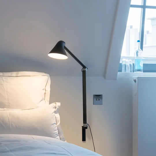 NJP wall lamp long arm from Louis Poulsen - NordicNest.com