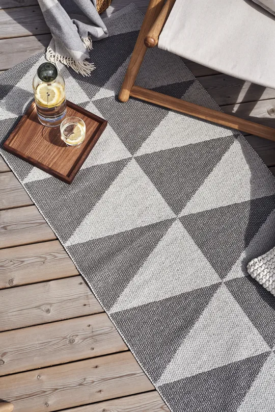 Rime plastic rug grey from Scandi Living - NordicNest.com