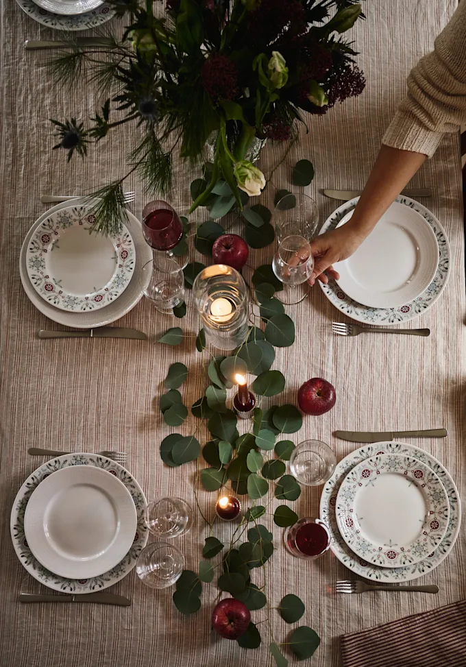 Scandinavian Christmas table setting ideas with a festive touch