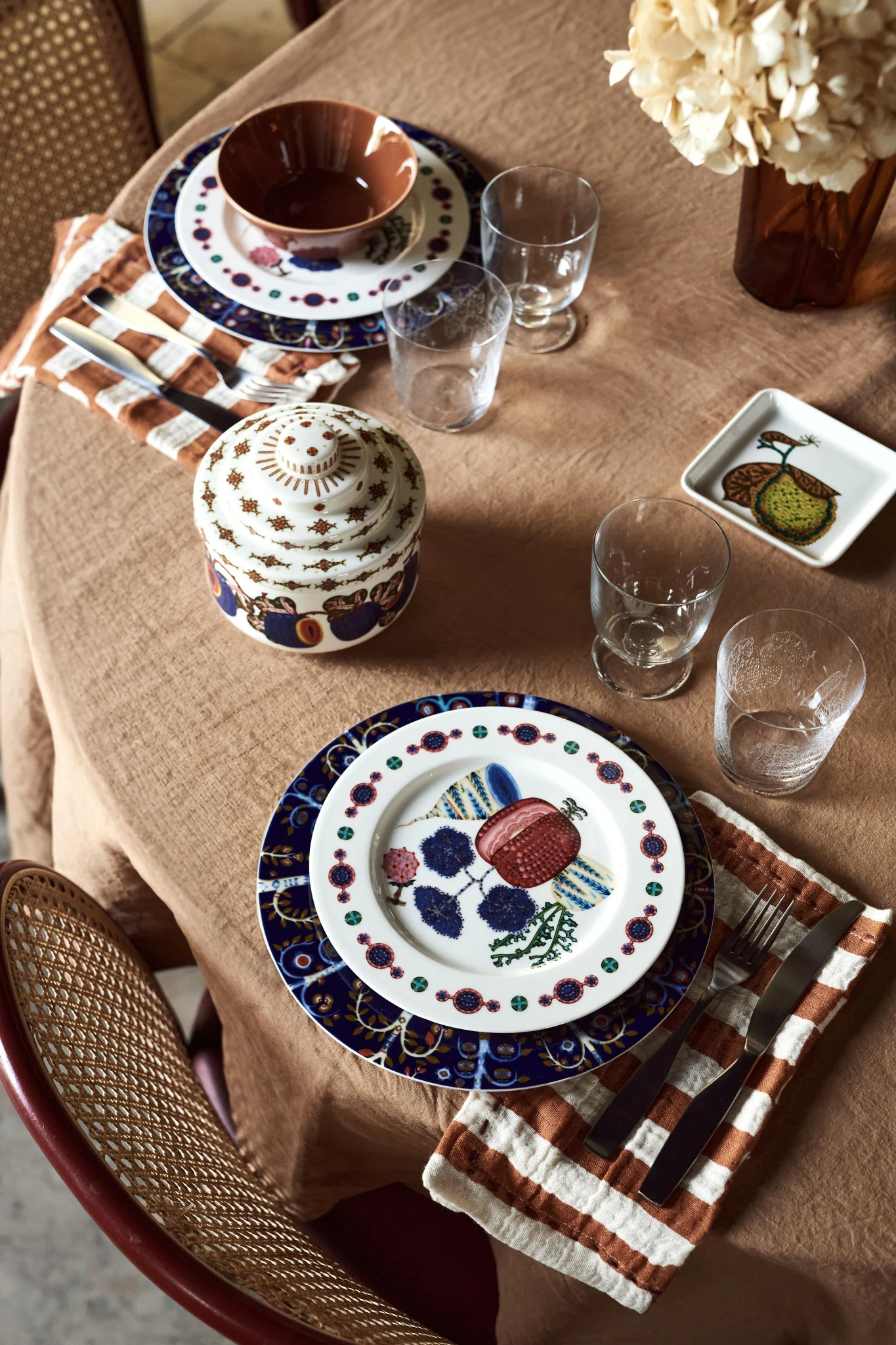 Table setting ideas for a restaurant feeling at home