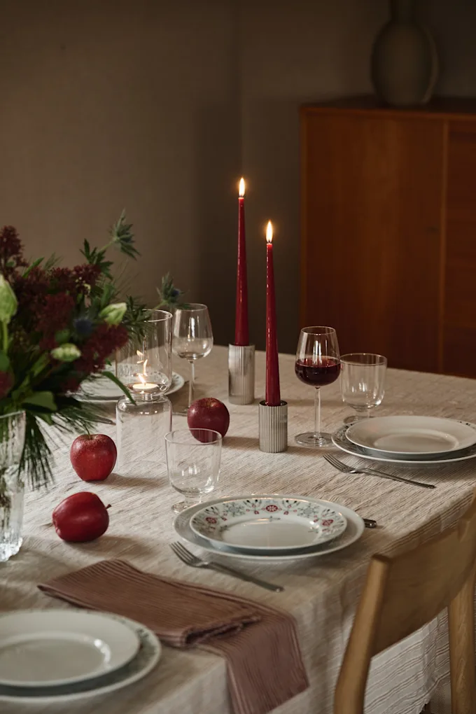 Scandinavian Christmas table setting ideas with a festive touch