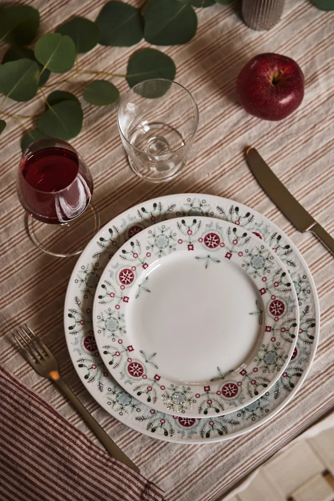 Scandinavian Christmas table setting ideas with a festive touch