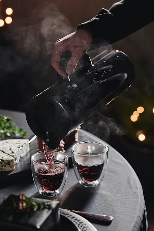 5 ideas for a dramatic black table setting