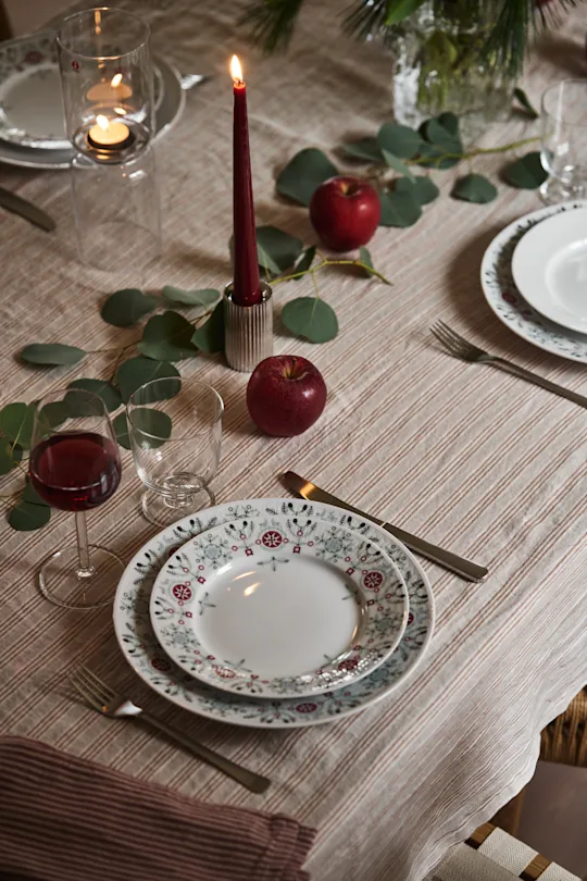 Scandinavian Christmas table setting ideas with a festive touch