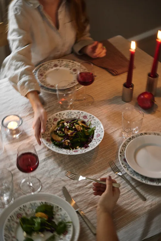 Scandinavian Christmas table setting ideas with a festive touch