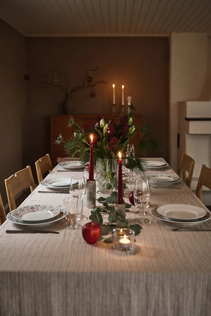 Scandinavian Christmas table setting ideas with a festive touch