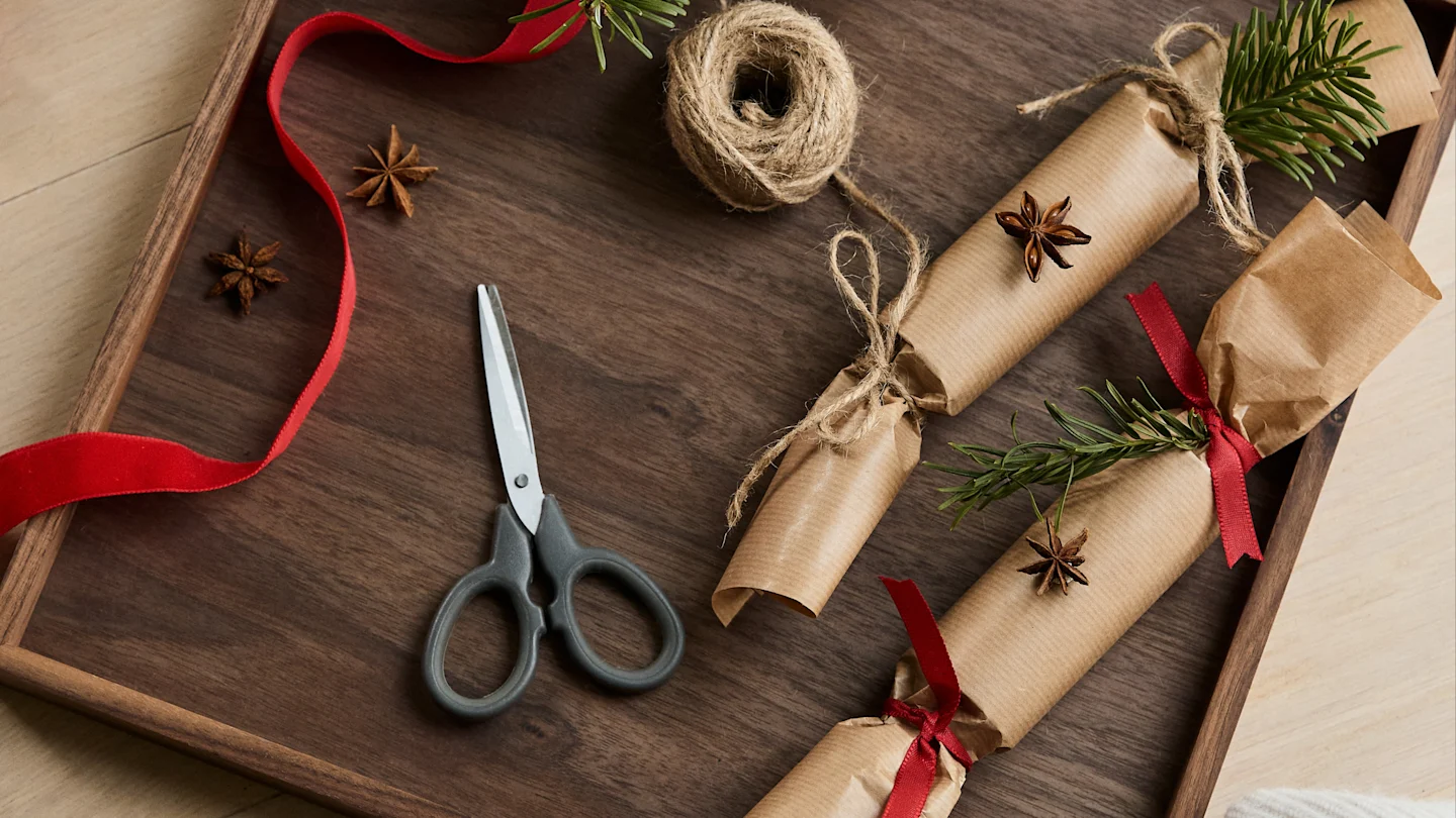 Make your own Christmas crackers