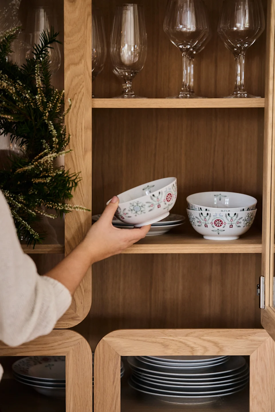Scandinavian Christmas table setting ideas with a festive touch