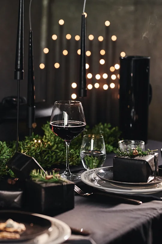 5 ideas for a dramatic black table setting