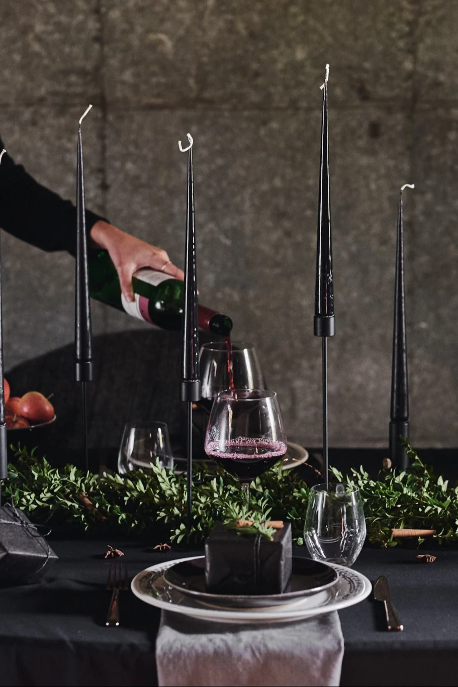 5 ideas for a dramatic black table setting